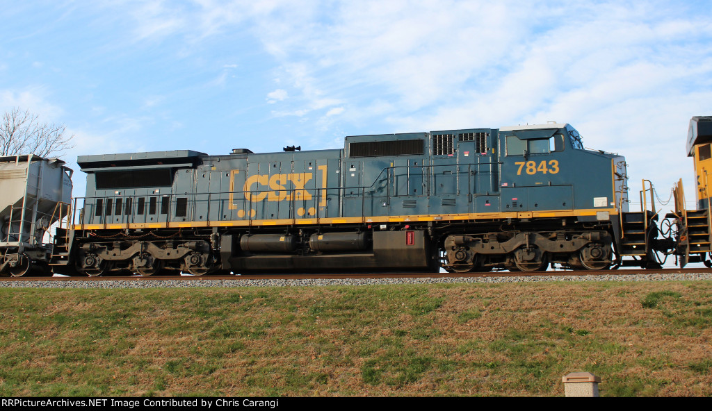 CSXT 7843 on Q300-18